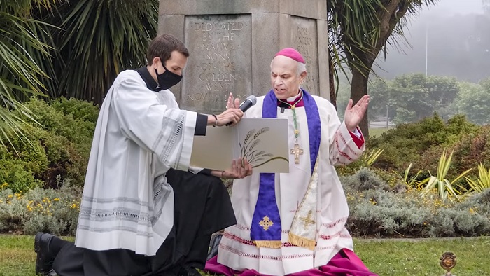 Mons. Cordileone responde con oración de exorcismo a derribo de imagen