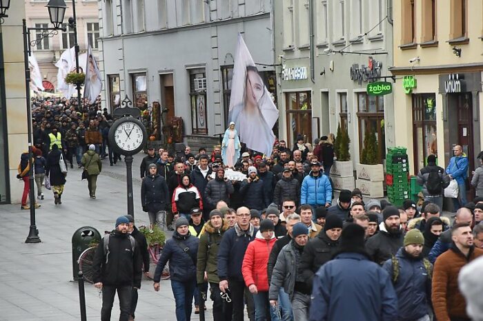 Más de tres mil “Caballeros de María” rezan el Rosario por las calles ...