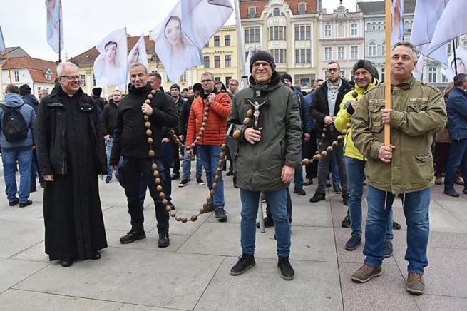 Más de tres mil “Caballeros de María” rezan el Rosario por las calles ...