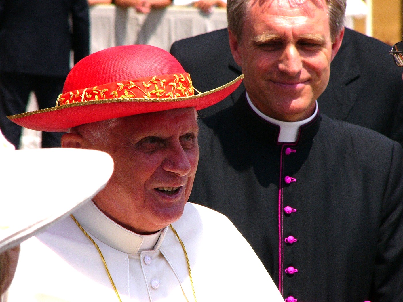 Los jeans, el acólito y el Papa, y la Revolución y Contra Revolución ...