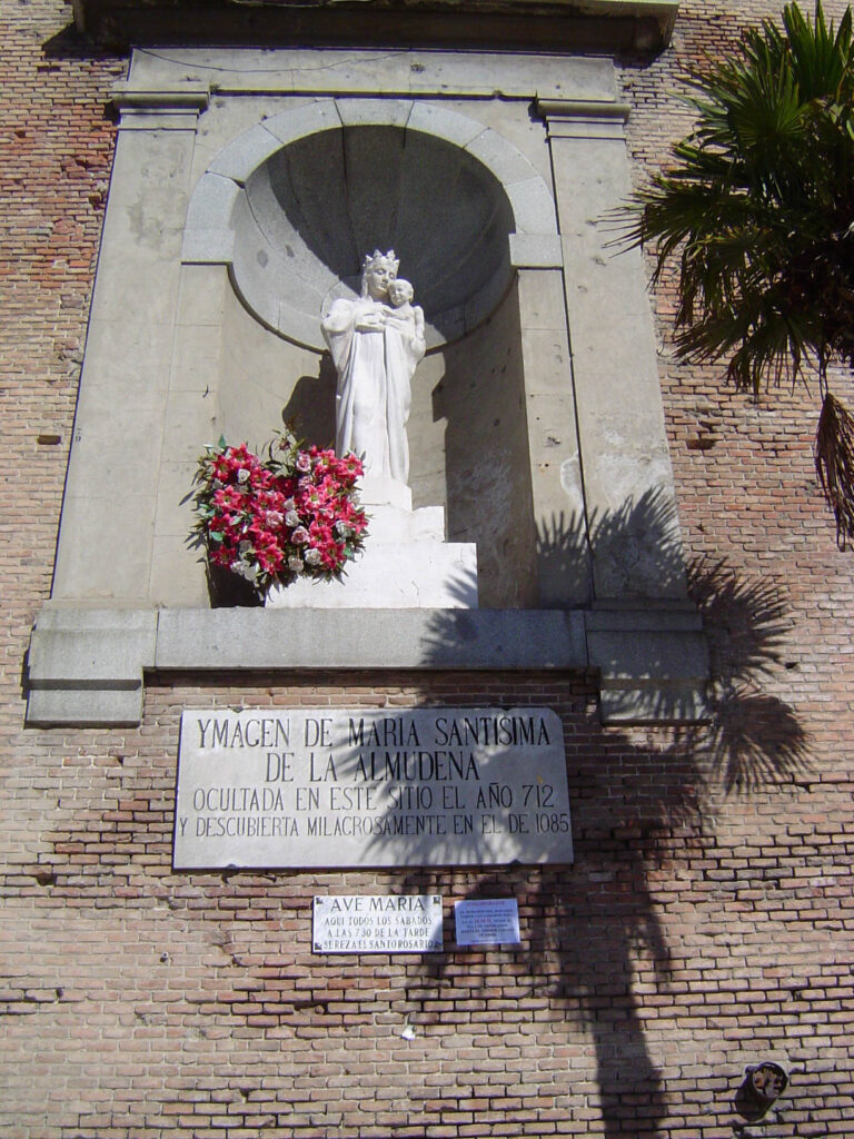 Papa León XIV visitará a la Virgen de la Almudena y le entregará un ...